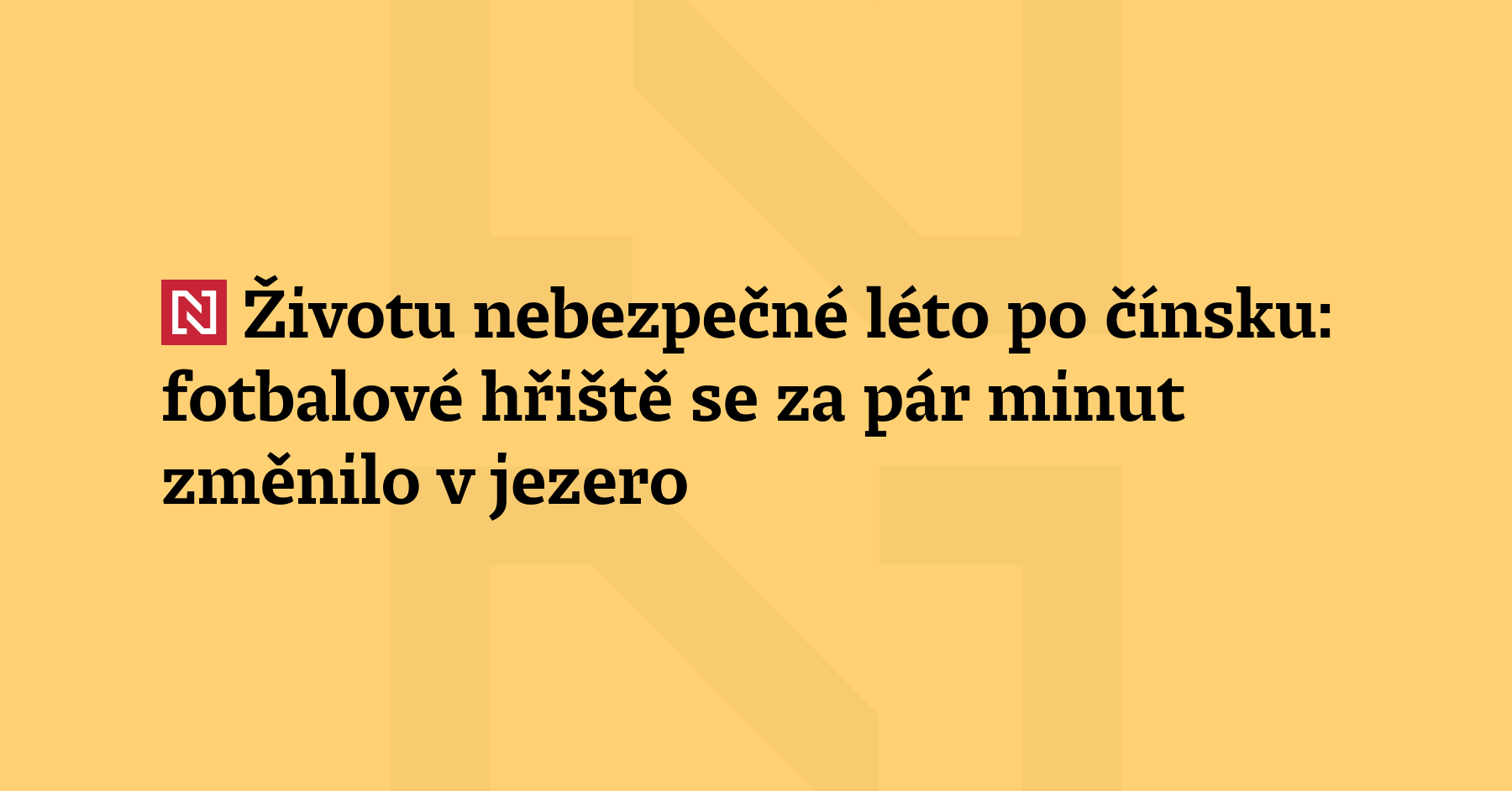 Životu nebezpečné léto po čínsku: fotbalové hřiště se za pár minut změnilo v jezero