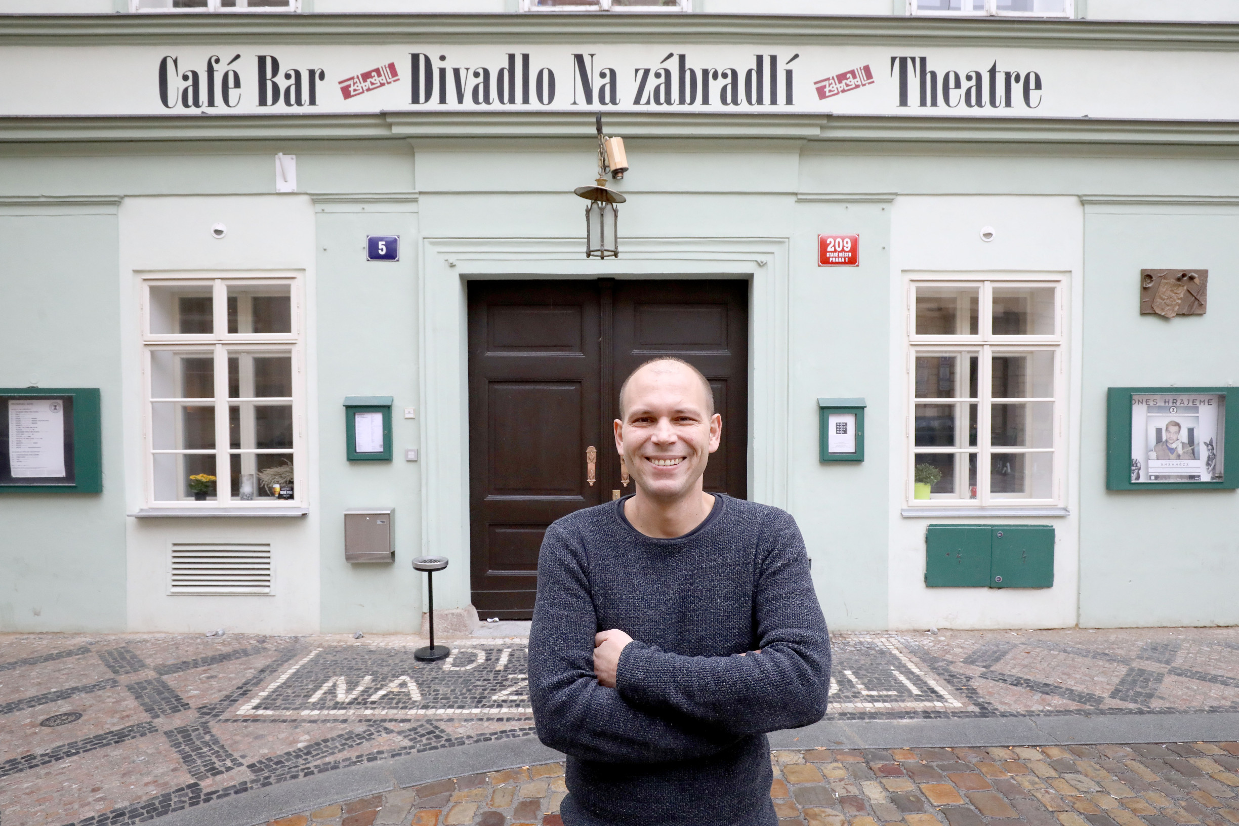 Poetika i politika. Láska i nenávist. Havel i Lébl. Zábradlí má šedesát ...