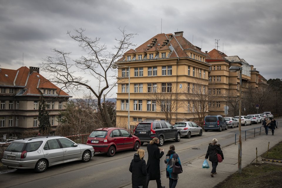 Na pražské Bulovce spadl výtah s třinácti lidmi, kapacita byla poloviční