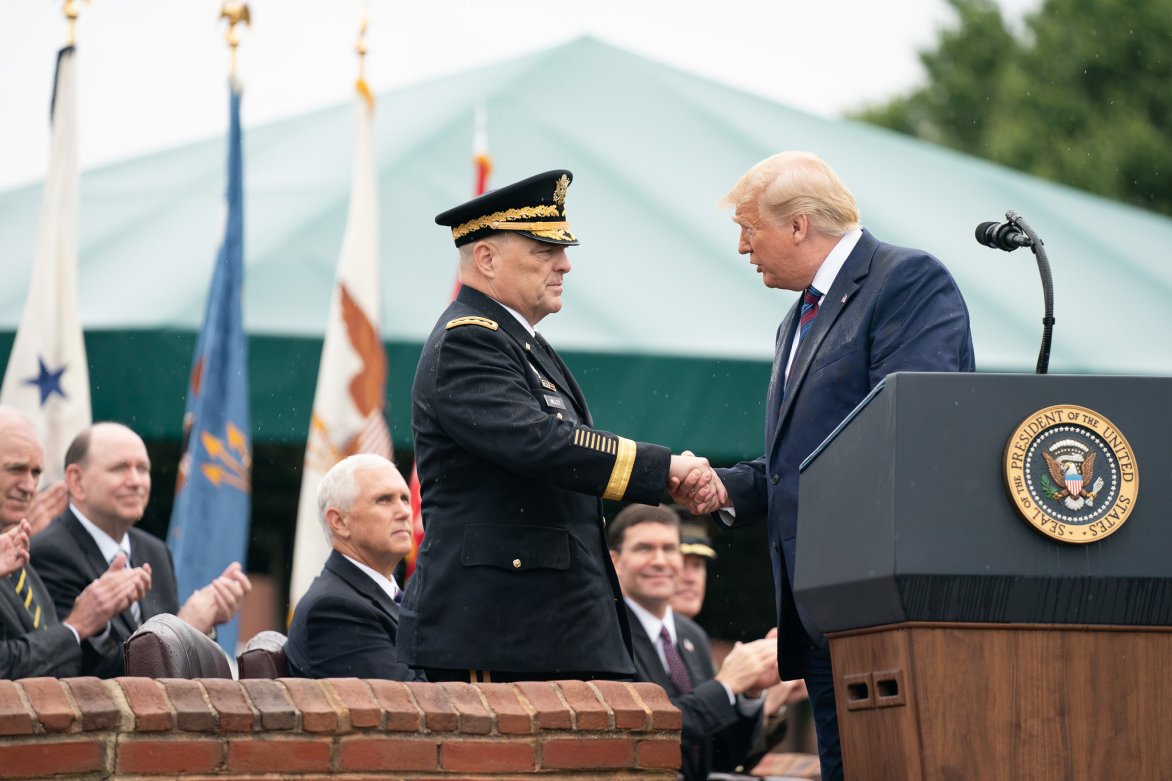 Kdo je generál Milley: hromosvod Trumpova hněvu, po jehož portrétu v ...