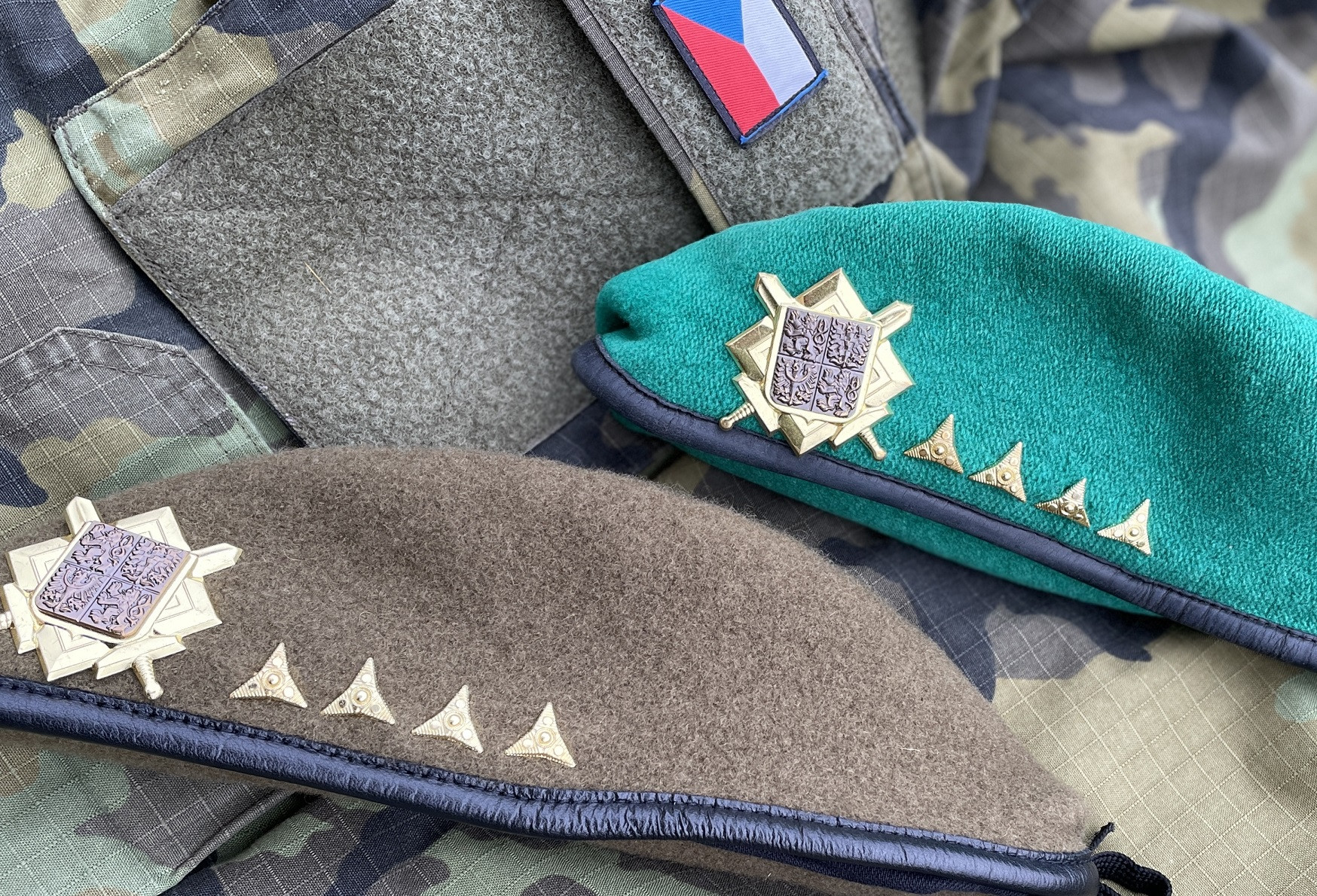 Vojáci začali fasovat barety v nových barvách. Pozemní síly ztmavnou ...