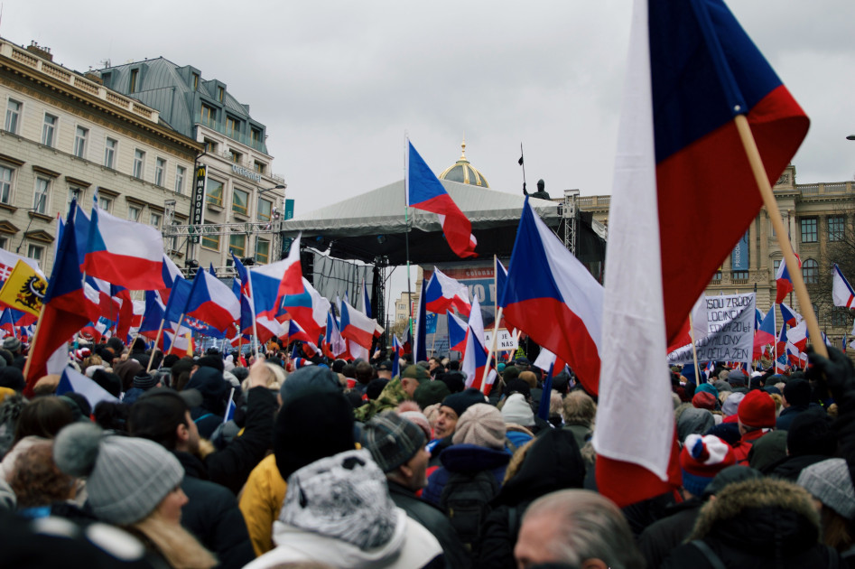 Demonstranti požadují sundání ukrajinské vlajky z budovy Národního muzea