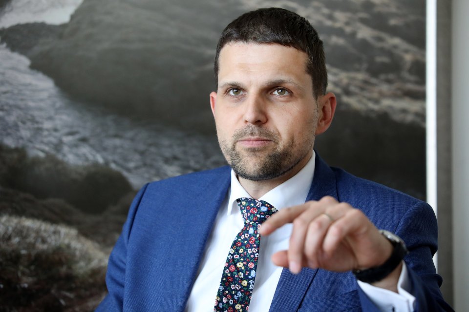 Kdo na to má, ten už zateplil. Hladík hájí štědré dotace na opravy domů