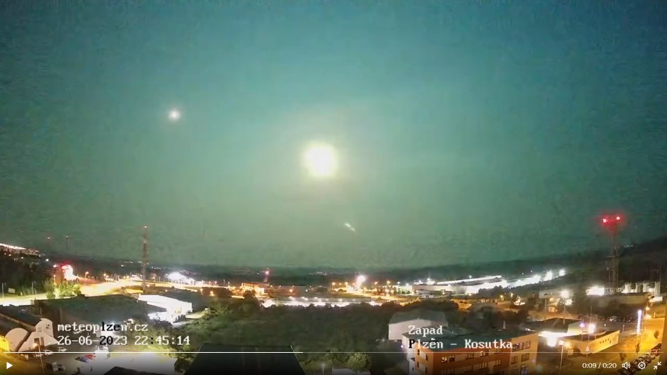 Dnes večer bylo možné nad západním obzorem pozorovat jasný bolid