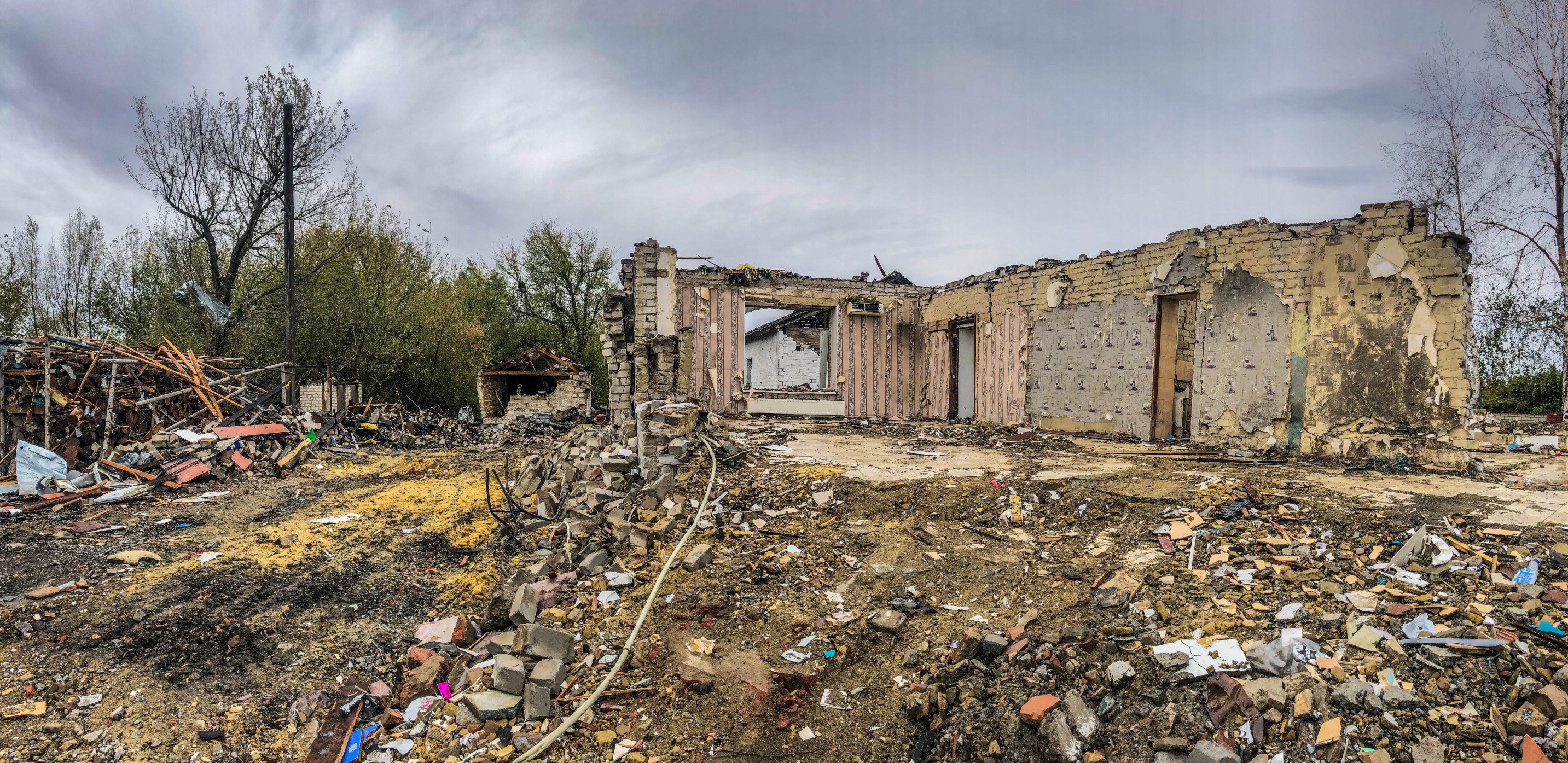 Sešli se, aby pohřbili padlého vojáka. Teď v Hroze kopou další hroby ...