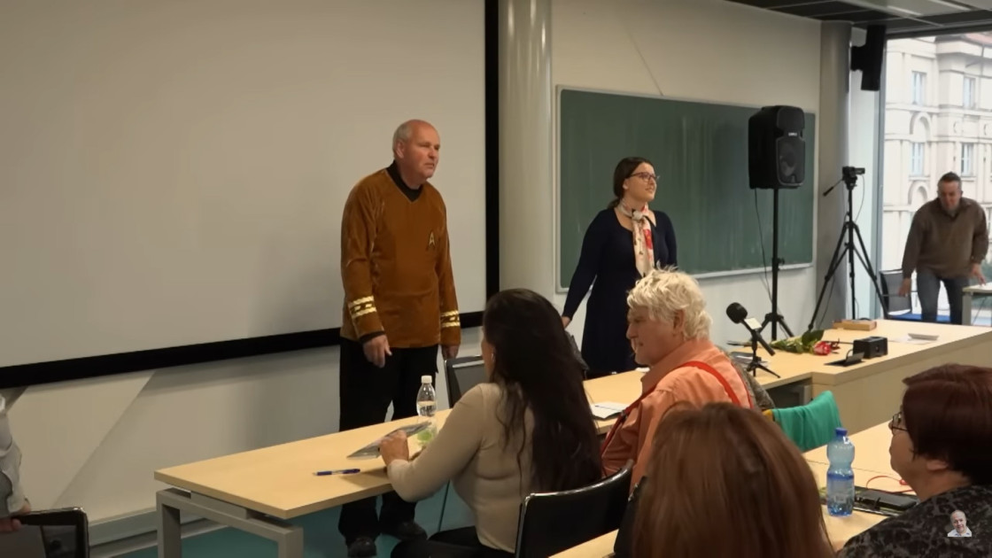 Na ČVUT měl křest knihy a přednášku známý slovenský šiřitel konspirací ...