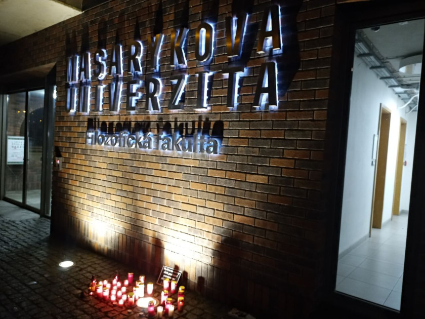 Studenti Filozofické fakulty v Brně přišli vyjádřit soustrast FF UK