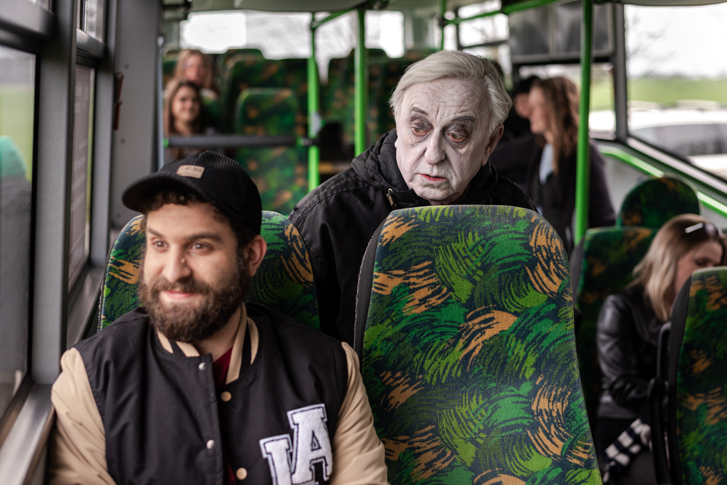 Černobílý Jiří Lábus vládne Krematoriu, odkazy na Rumburaka nebo Jů ale ...