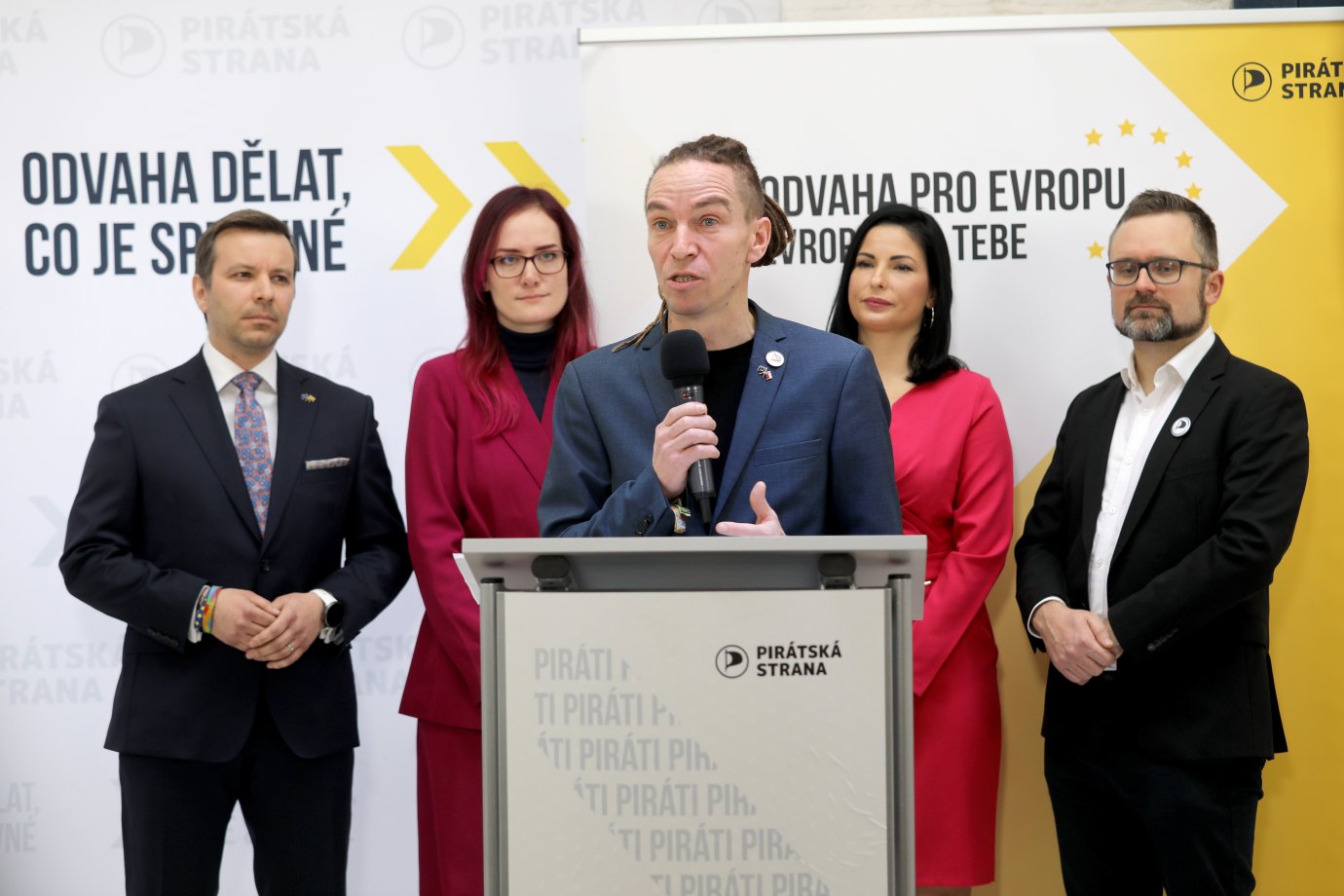 Schizofrenie převlečená za politickou stranu. Piráty může spasit jen ...