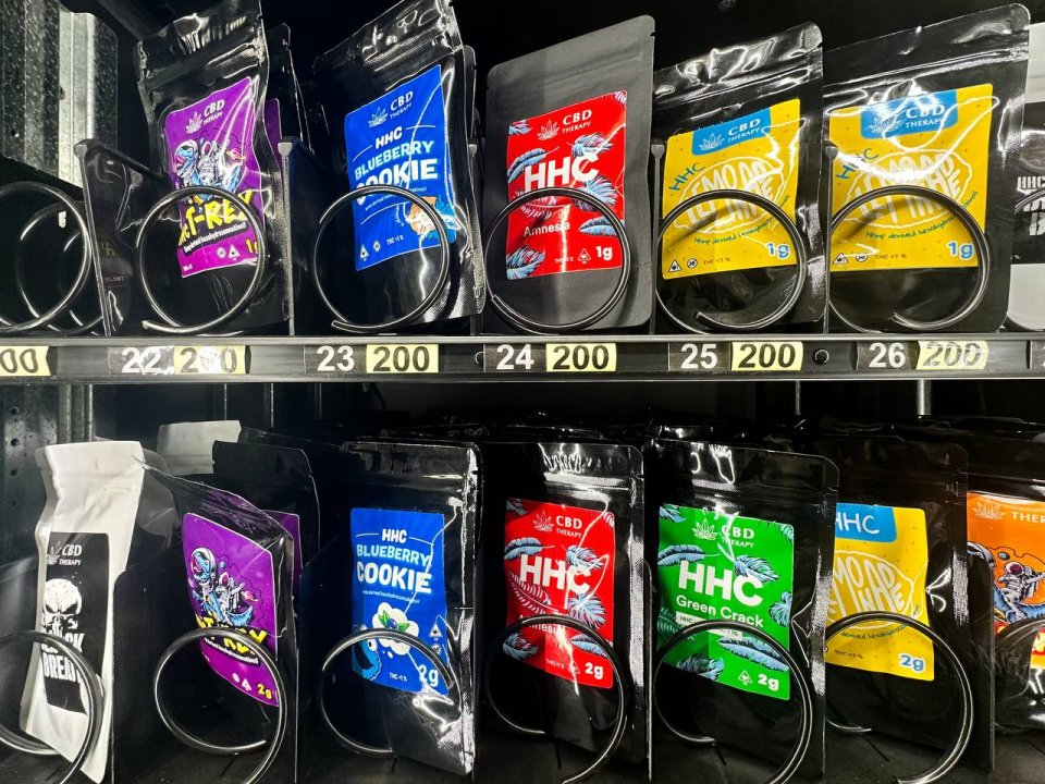 Vláda schválila dočasné zařazení HHC na seznam zakázaných návykových látek