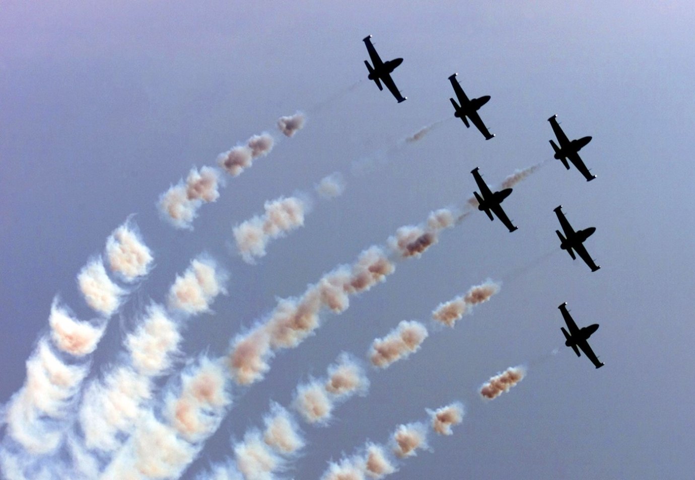 Ruská letadla zůstávají ve vzduchu i díky dílům z Česka. „Součástky tam ...