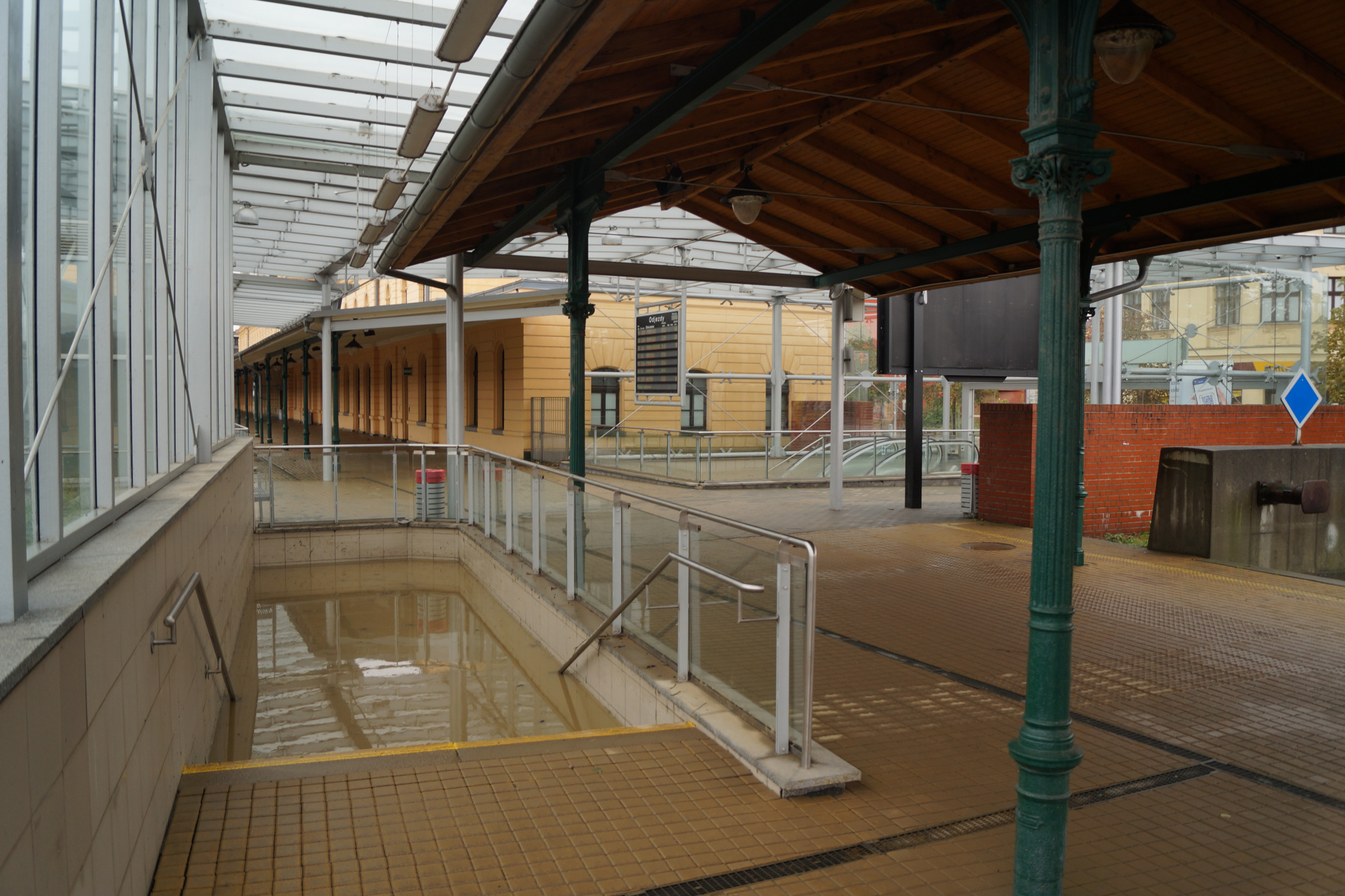 Nádraží Svinov pod vodou. Povodeň ochromila provoz v Ostravě, zachránit ...