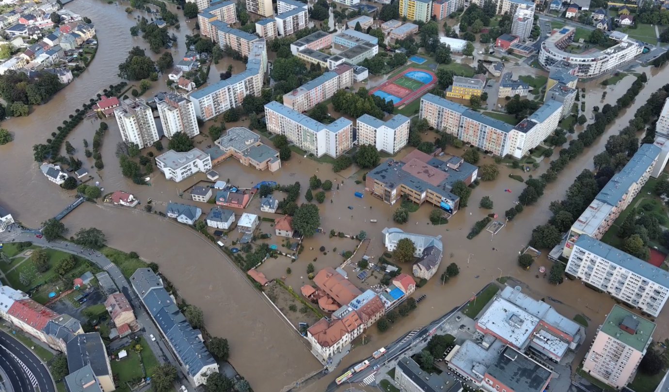 Záplavy z ptačí perspektivy: co v neděli viděl dron nad Opavou — Deník N