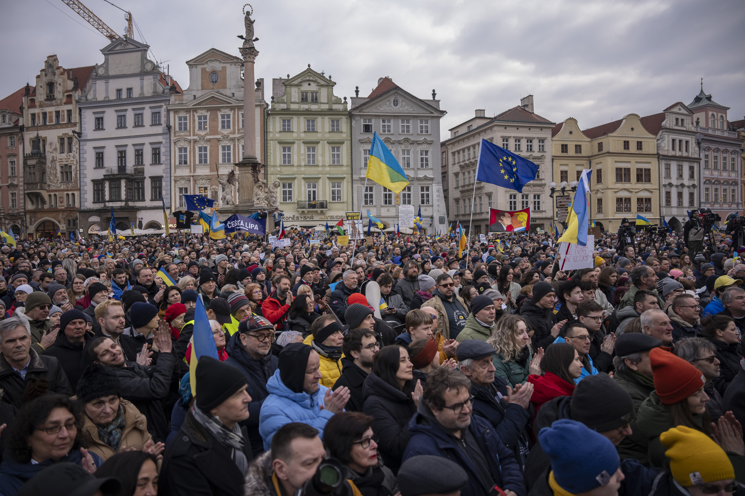 Fotoreportáž: Jsme s vámi, znělo zaplněným Staroměstským náměstím v ...