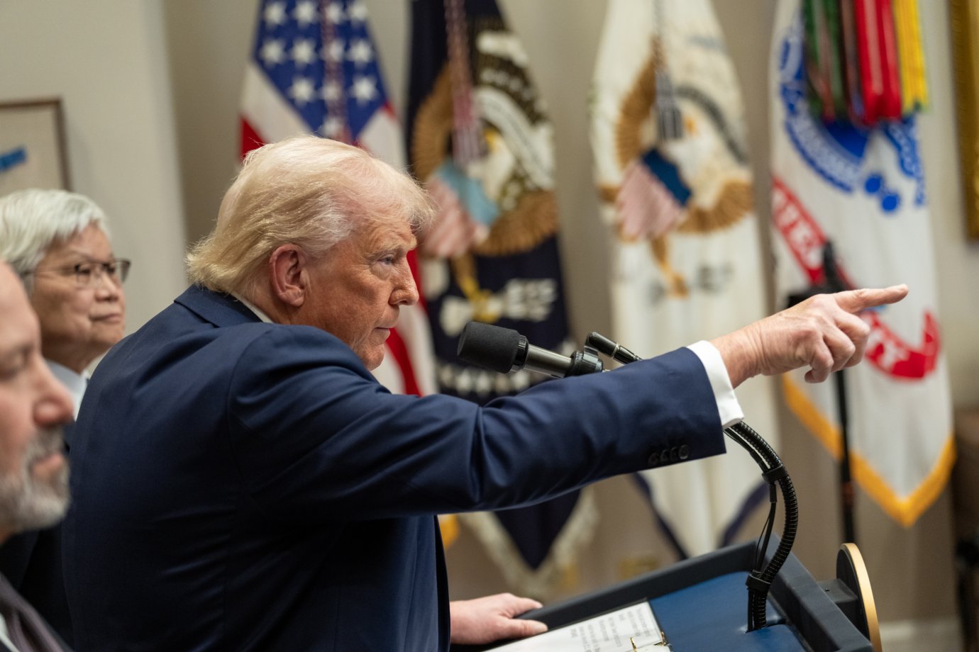 „Toto je začátek dne osvobození.“ Trump uvalí cla na automobilový ...