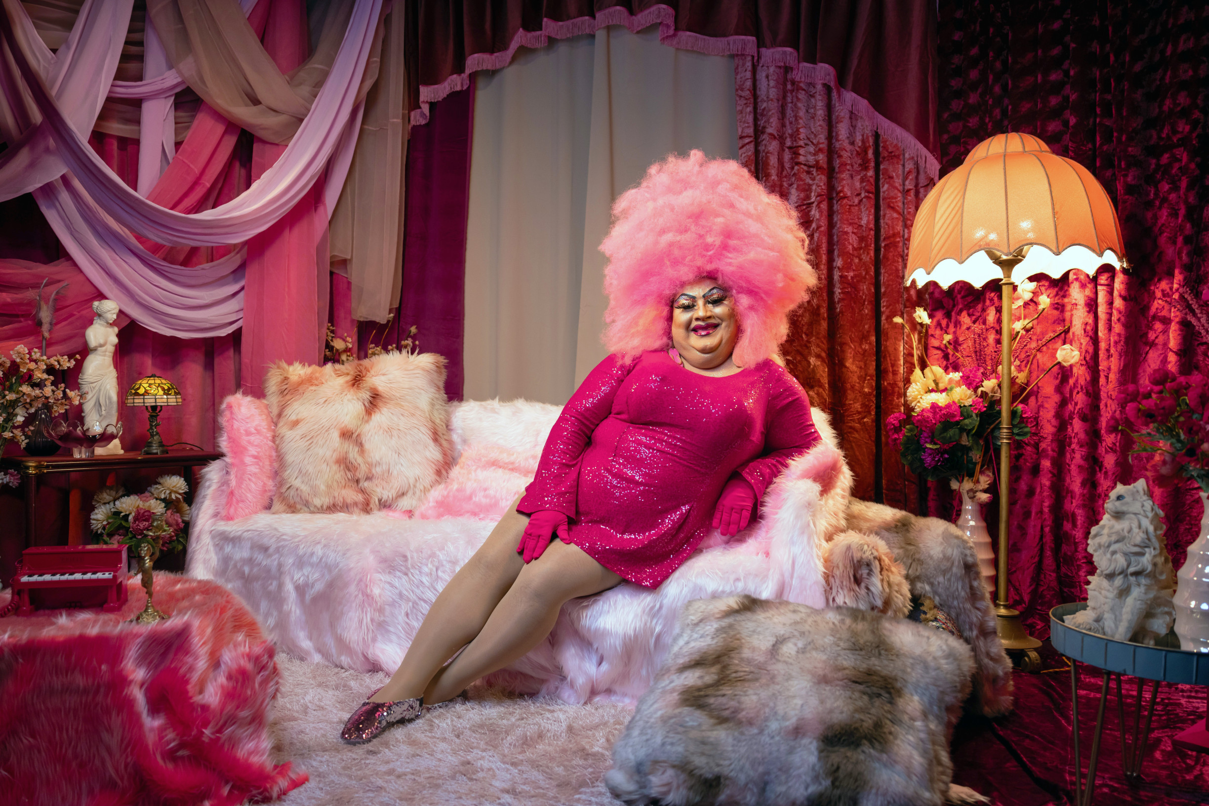 Chi Chi na gauči: Jak drag queen přináší svěží vítr do veřejnoprávní ...